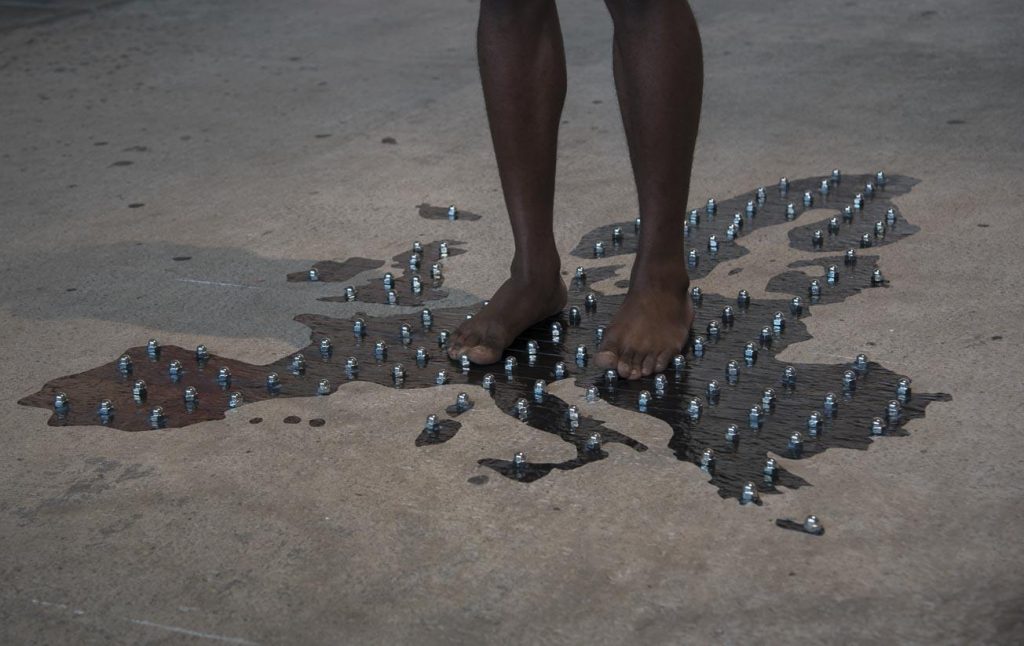 L’arte che mette in ginocchio il razzismo